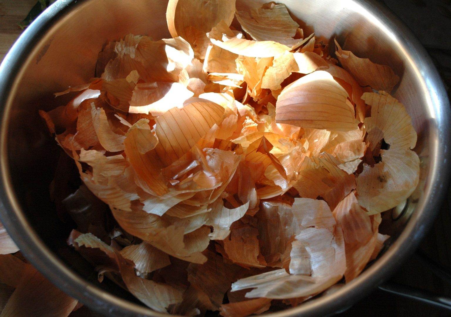 10 Onion Skin Uses That Will Make You Think Twice Before Throwing Them Away